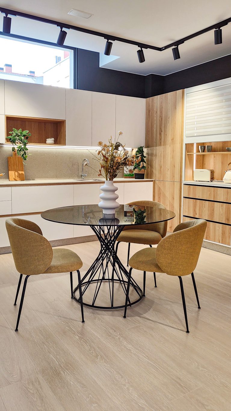 Una cocina con equipamiento Whirlpool y con acento propio